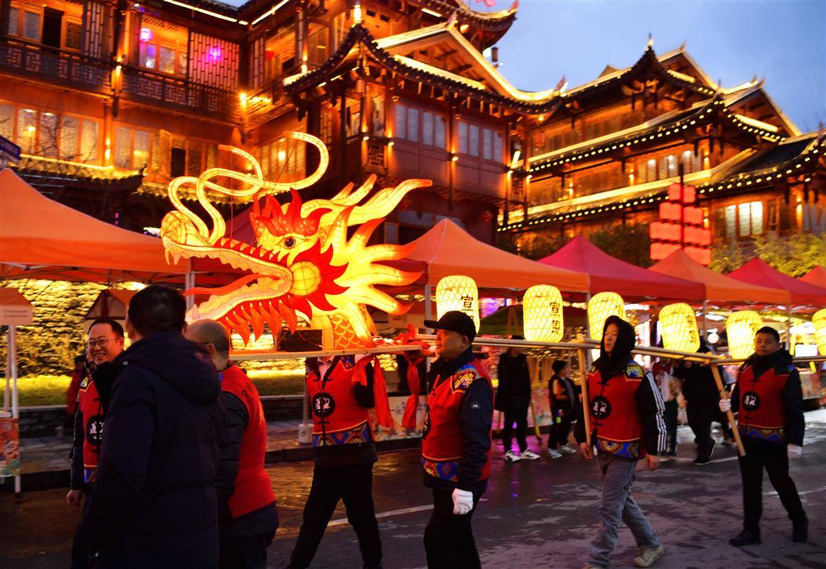 一夜鱼龙舞”欢乐迎新春 湖北日报新闻客户端