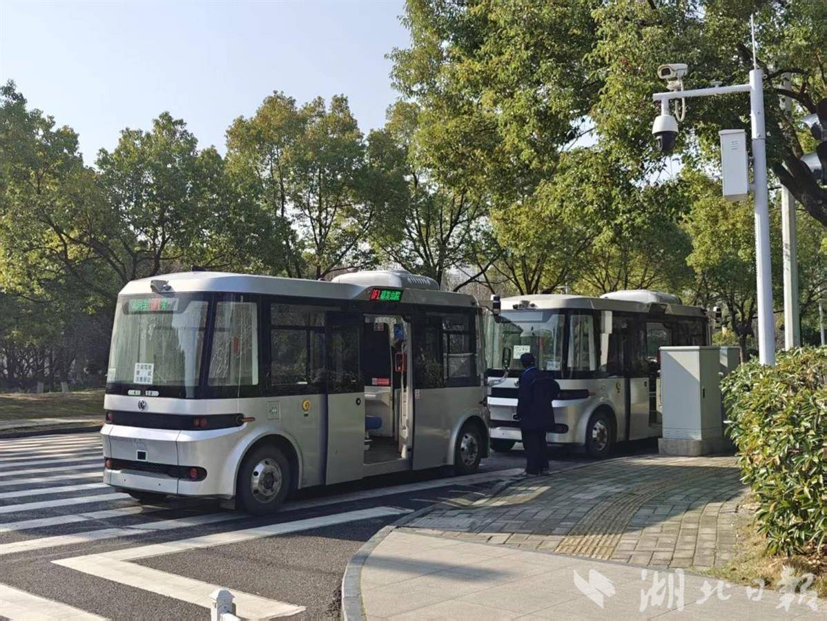 自动驾驶小巴士免费坐 东风悦享“上新”4条自动驾驶线路 - 湖北日报新闻客户端