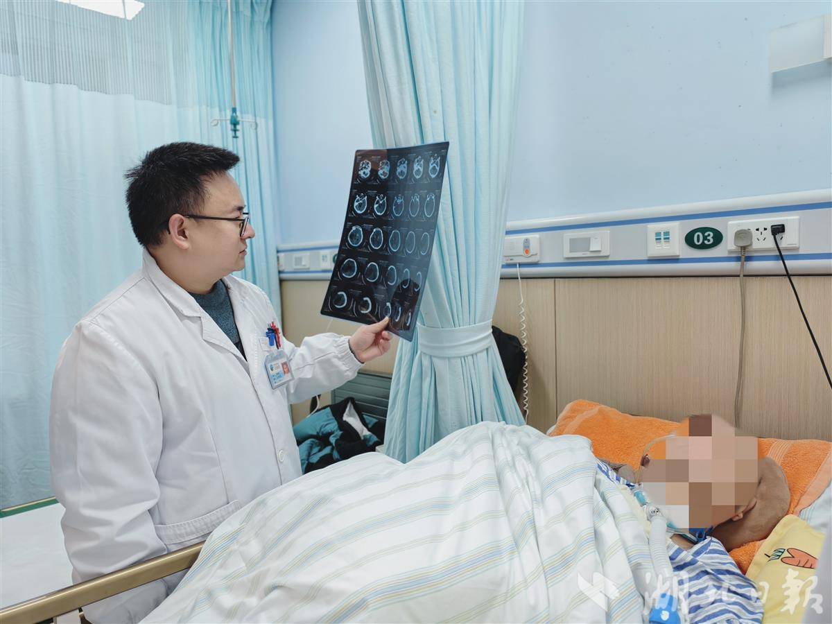 36岁奶爸熬夜“报复性放松”刷手机 脑血管“崩了” - 湖北日报新闻客户端