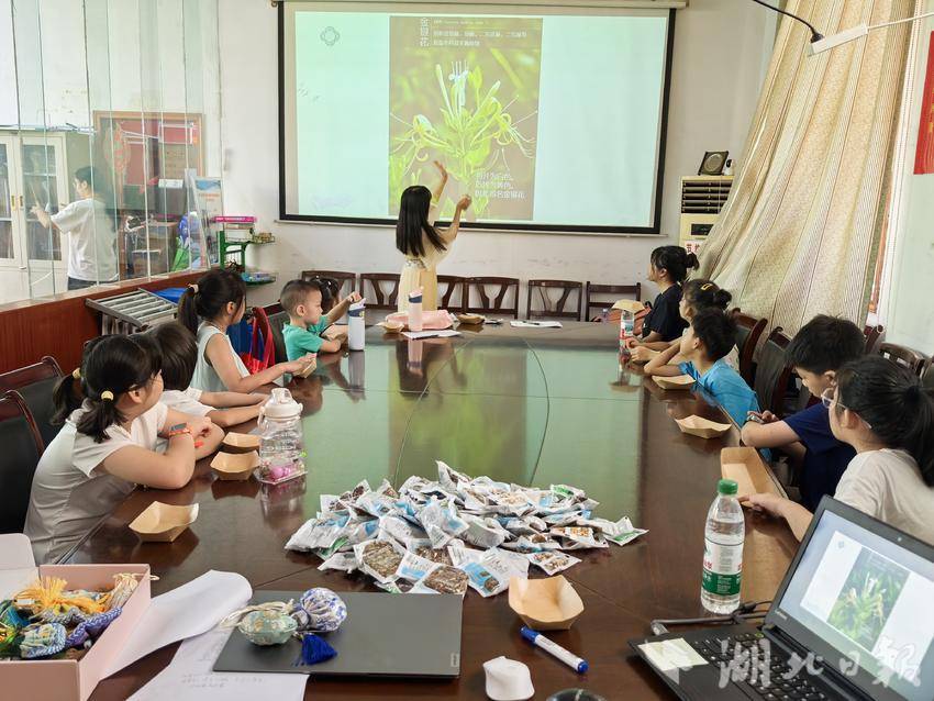 巧手制香囊 中医智慧守护青少年健康