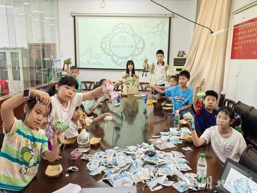 巧手制香囊 中医智慧守护青少年健康